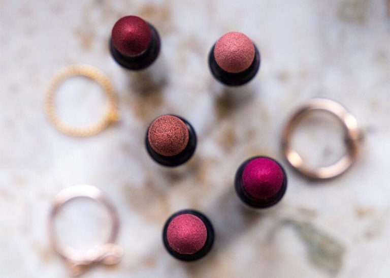 Powder Lipstick Guide: How to Use Lip Powder? - Glowsly