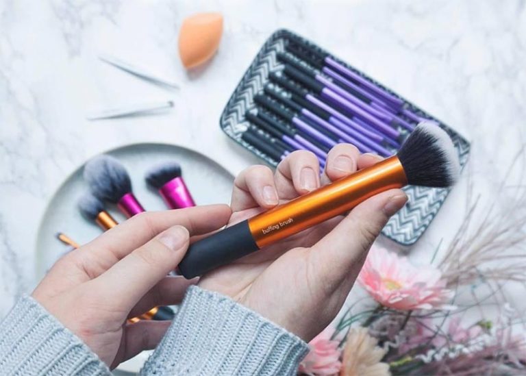 How to Use a Makeup Sponge - Glowsly