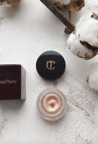 How to Apply Cream Eyeshadow: Uses & Tips - Glowsly