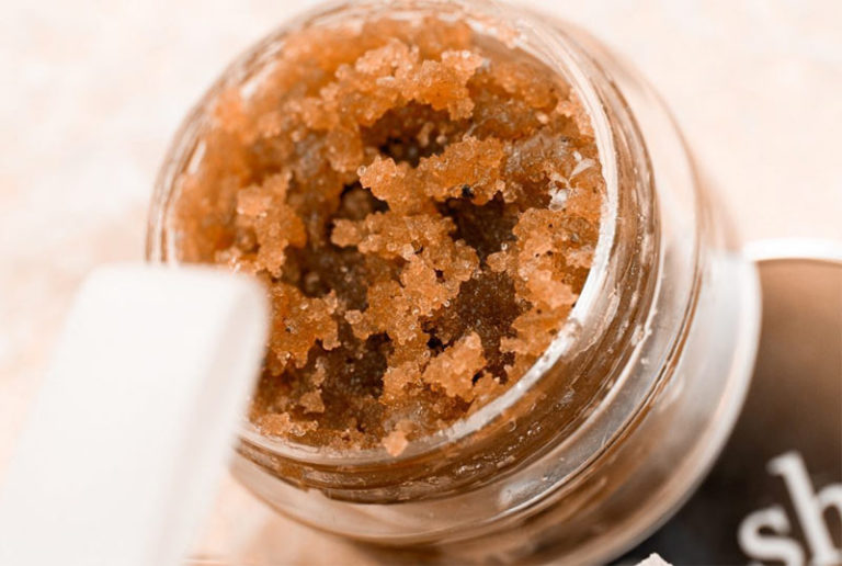 How to Use Lip Scrub to Exfoliate Lips - Glowsly