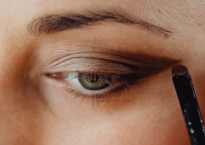 How To Apply Eyeshadow Like a Pro - Glowsly